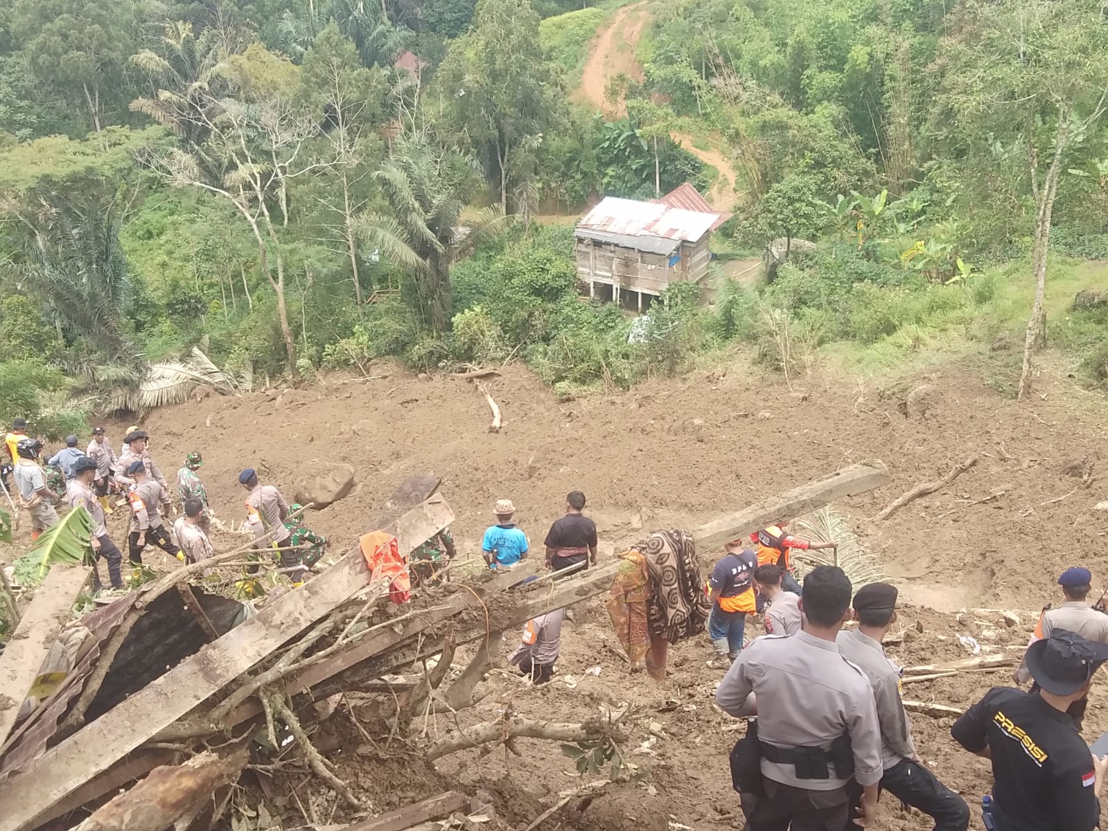 Korban Meninggal Dunia Longsor Tana Toraja Capai 18 Orang - Radar24.co.id