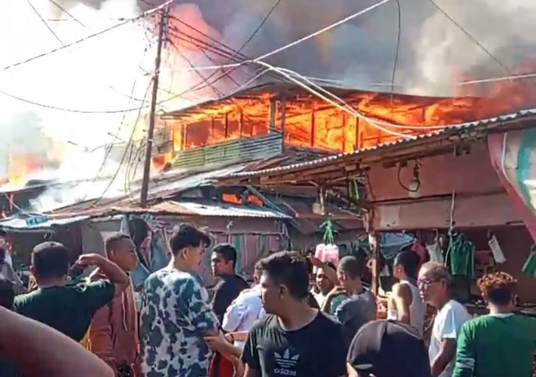 Pasar Girian Terbakar, Puluhan Lapak dan Kios Pedagang Ludes - Radar24 ...