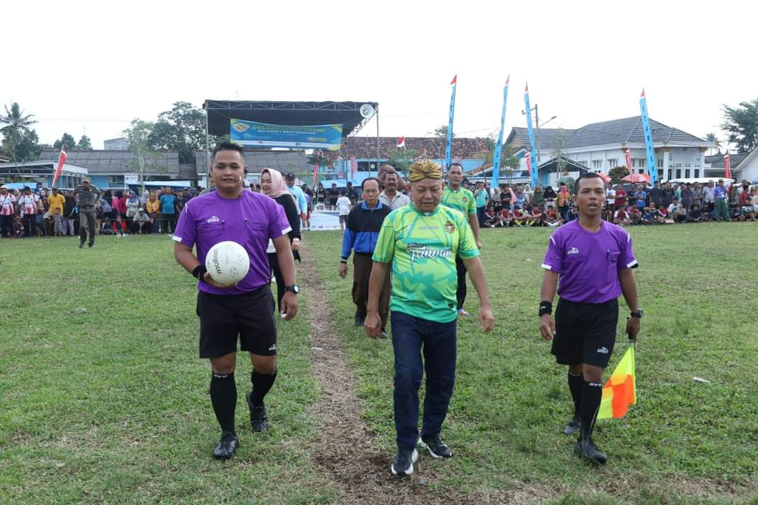Bupati Dawam Rahardjo Tutup Kompetisi Liga Way Bungur Tahun 2024 - Radar24.co.id
